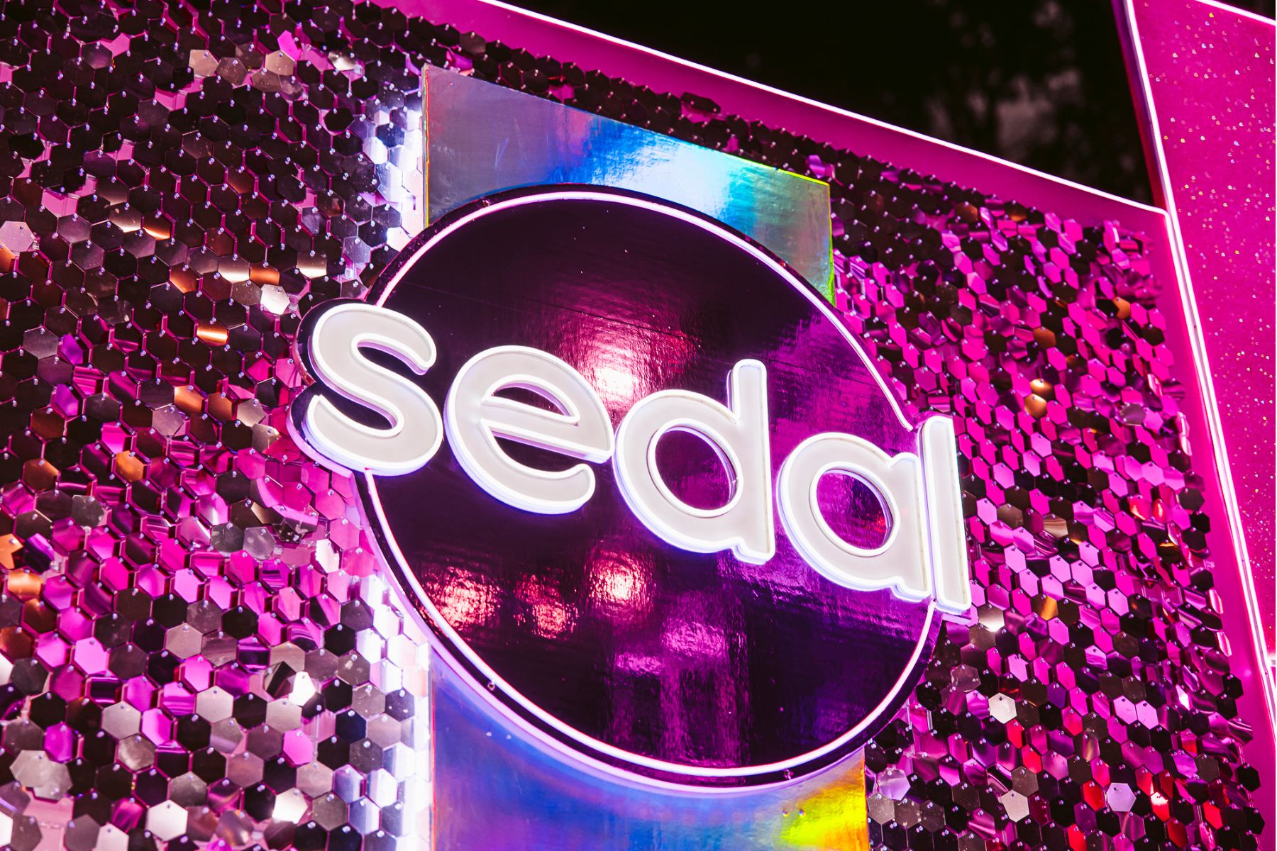 Sedal presenta su nueva línea Luminous UV con un evento lleno de glow y ...
